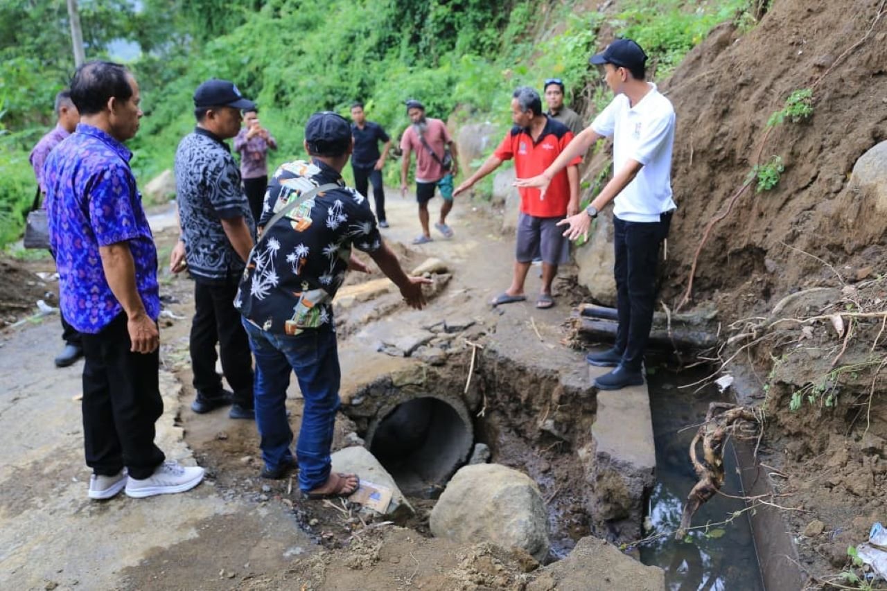 Wabup Tjok Surya Tinjau Jalan Bukit Abah Desa Besan | Informasi Seputar ...